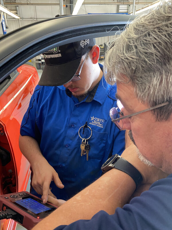 TSTC Automotive Technology students train on newer vehicle features - TSTC